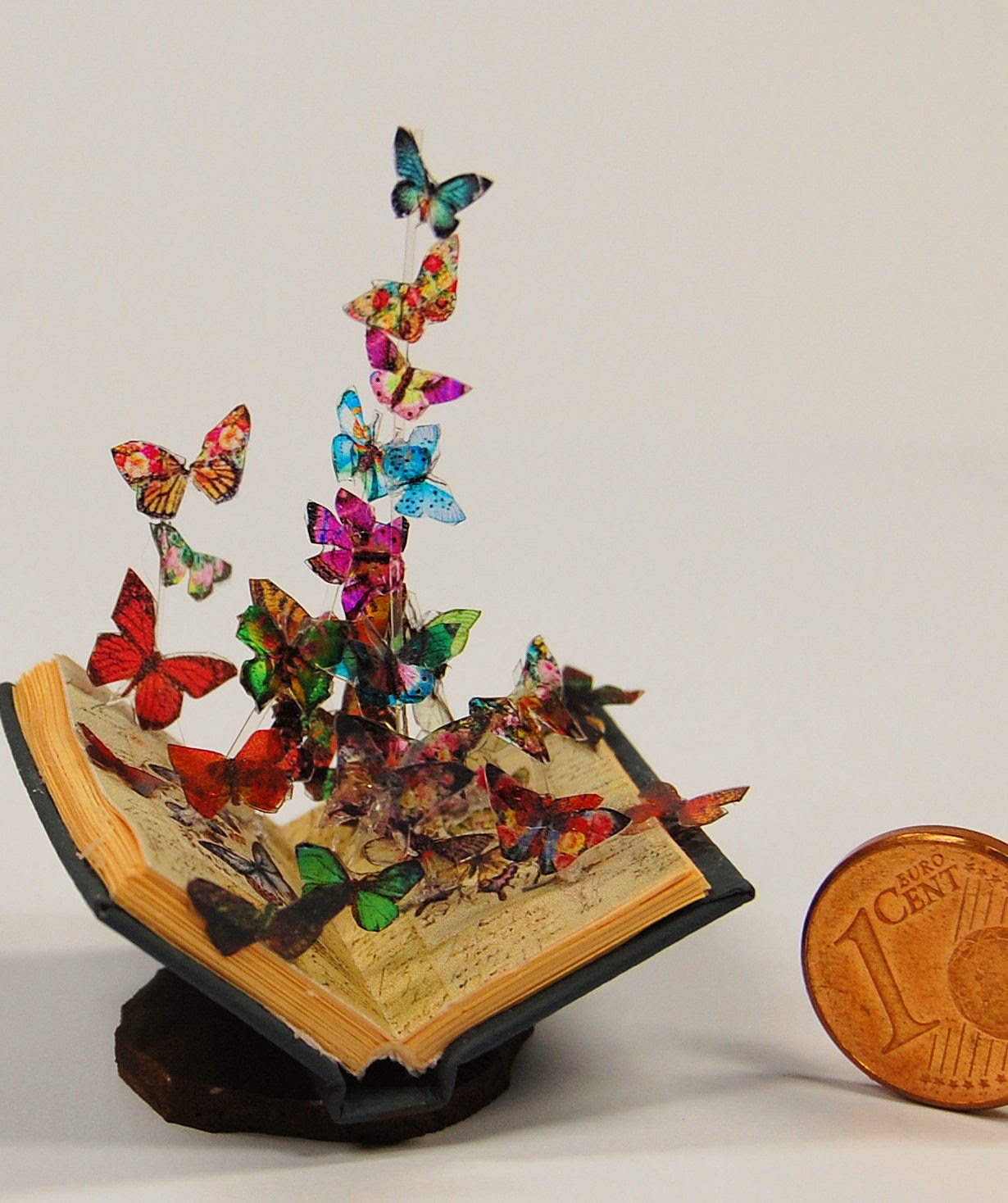 Janas Minibücher: Modified book sculpture