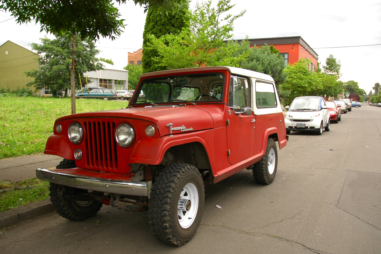 OLD PARKED CARS.: 1968 Jeep Jeepster Commando.