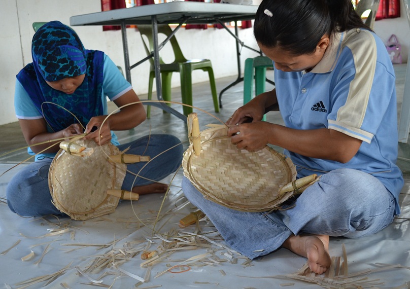 YAYASAN SABAH ZON PANTAI BARAT SELATAN: Kursus Menganyam Rilibu Dan Raya
