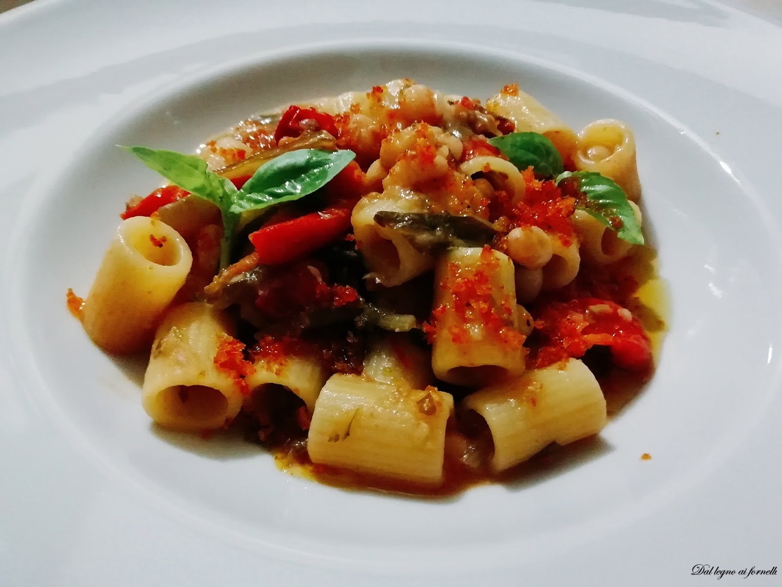 Pasta corta rigata con pomodorini cicoria germogli di rapa e fagioli.