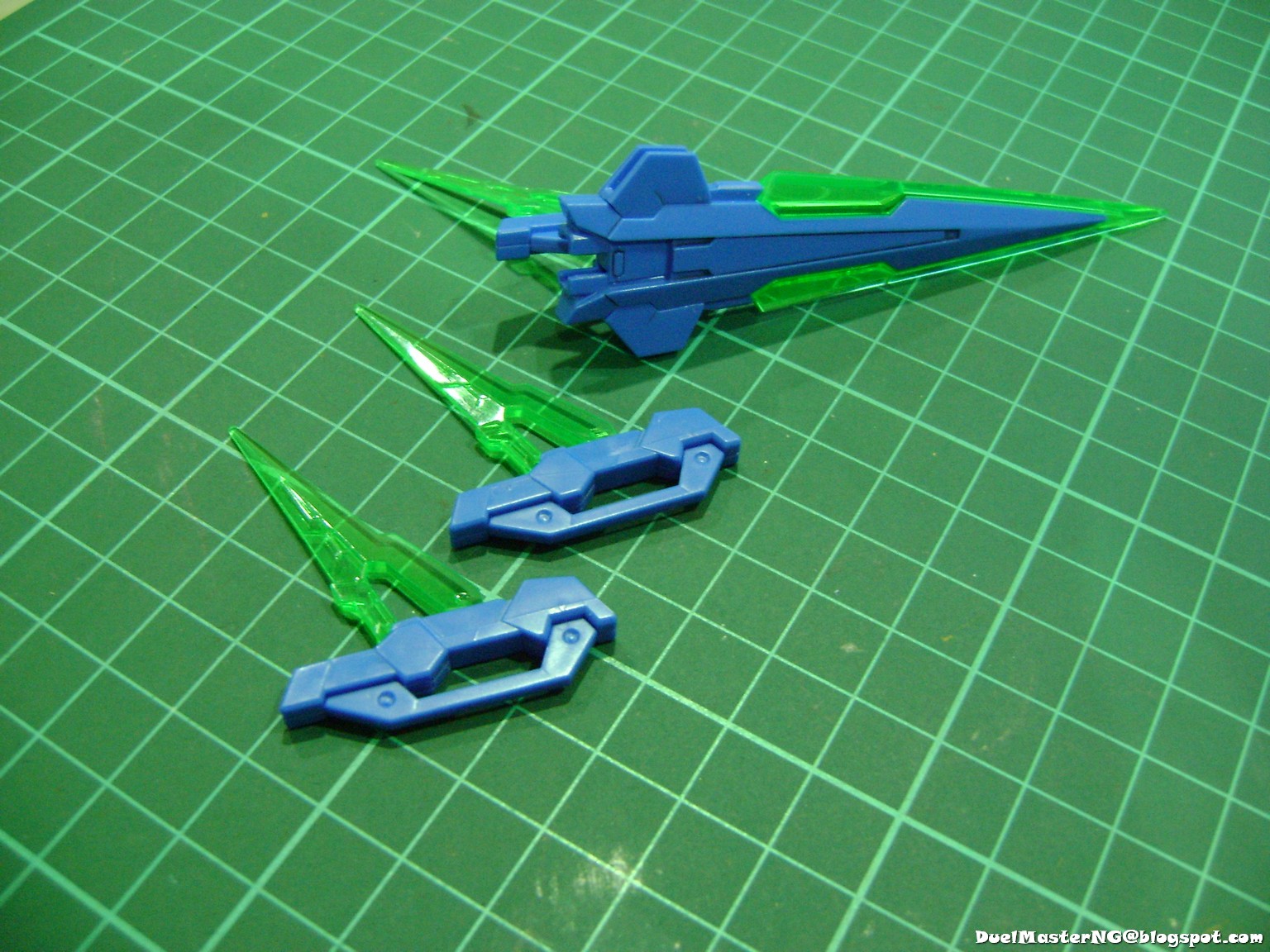 DuelMasterNG Gunpla: HG GN Sword IV Full Saber Manual & Review (Bandai)