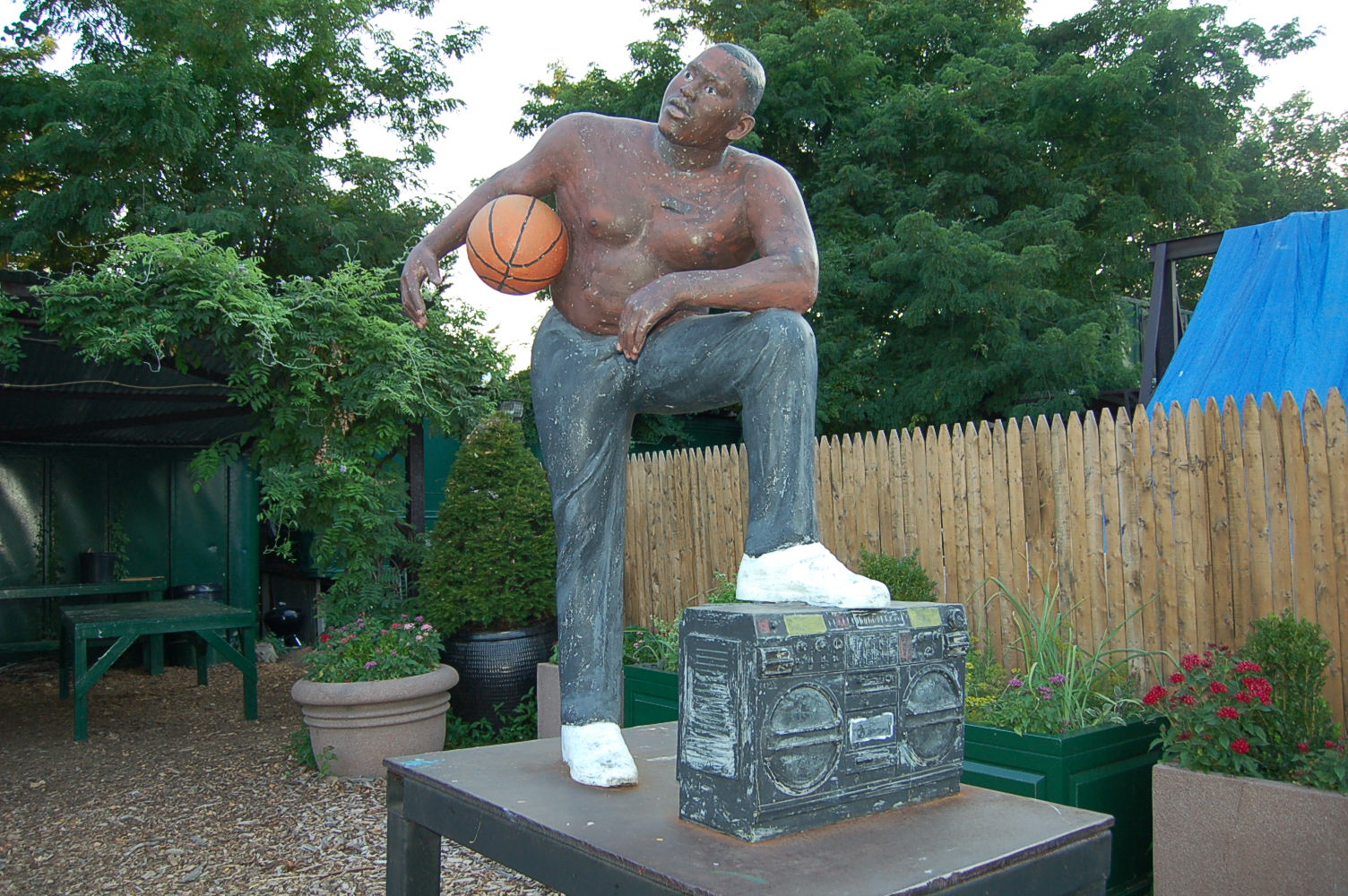 OUTSIDERmag: Los murales escultóricos de JOHN AHEARN