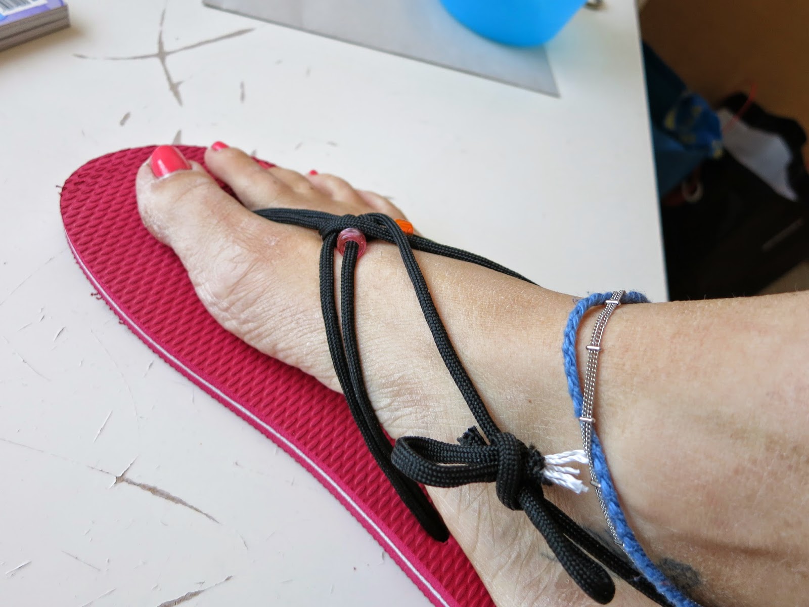 Krumme Naht: Flip-Flops aus Paracord