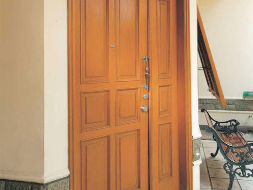 Inspirasi Interior dan Eksterior Rumah: Pintu Panel Untuk Memberi Aksen ...