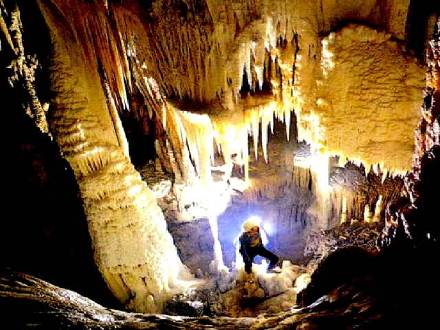 -- PEȘTERA ”PIATRA ALTARULUI” URMEAZĂ SĂ FIE VÂNDUTĂ