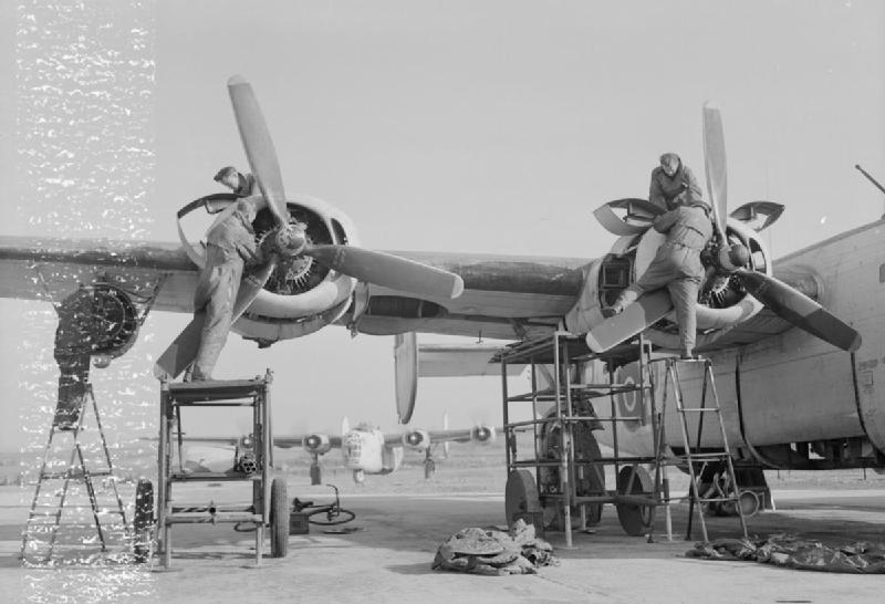 Airplanes in the skies + FAF history: Leigh Light