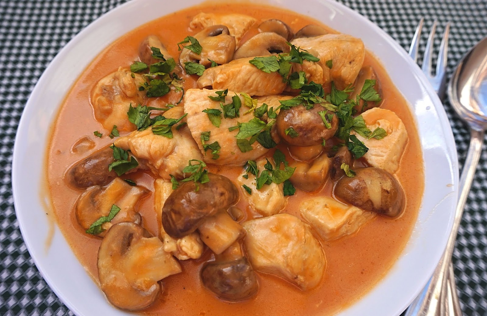 Pollo en salsa Strogonoff