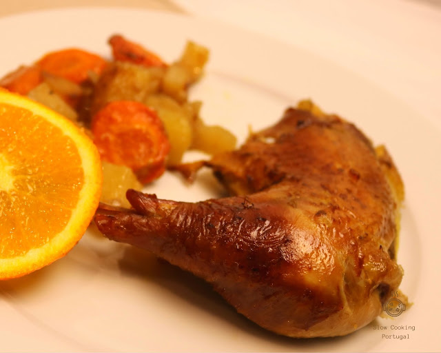 Frango inteiro assado na slow cooker