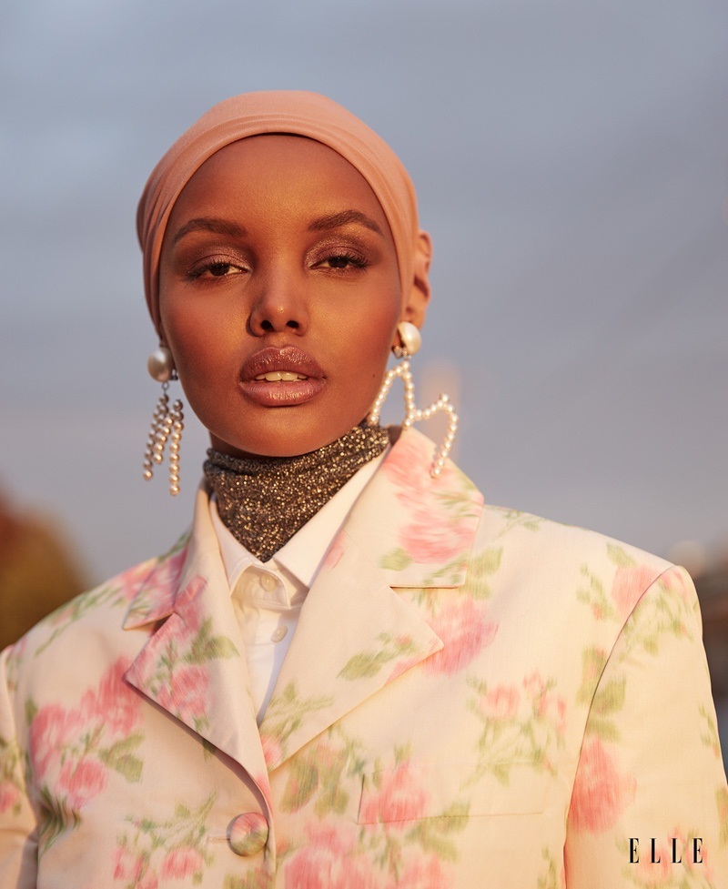 Últimas Tendencias: Halima Aden modela looks elegantes en ELLE Singapur