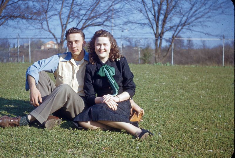 22 Rare Color Photos Capture Portraits of Couples From the 1940s ...