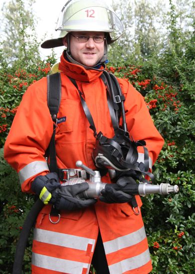 Four Bees: Deutsch Feuerwehrhelm, West German Fire Helmet 1992