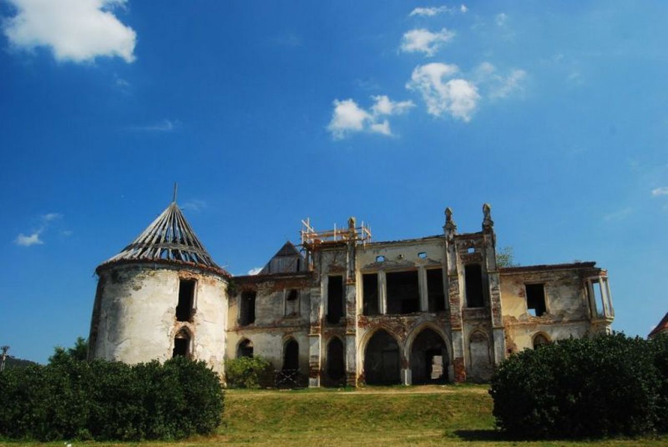 undeva la mijloc: Castelul Bánffy de la Bonțida