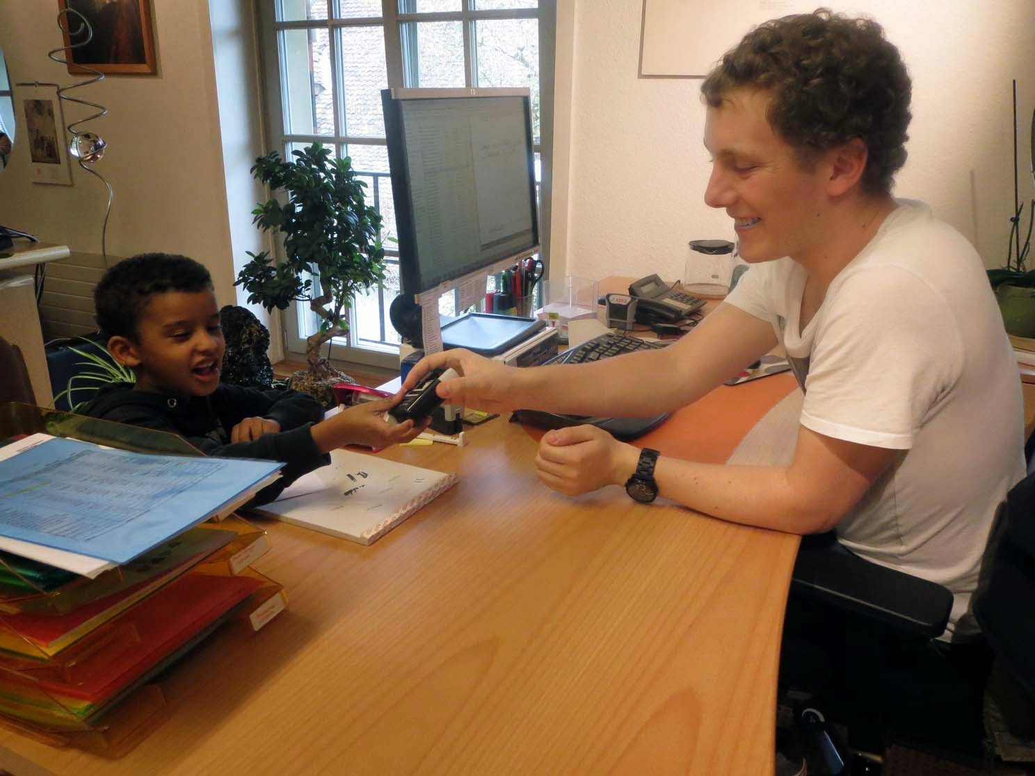 kidswest.ch: Portraitzeichnen bei Daniel Maeder Treuhand AG Ittigen