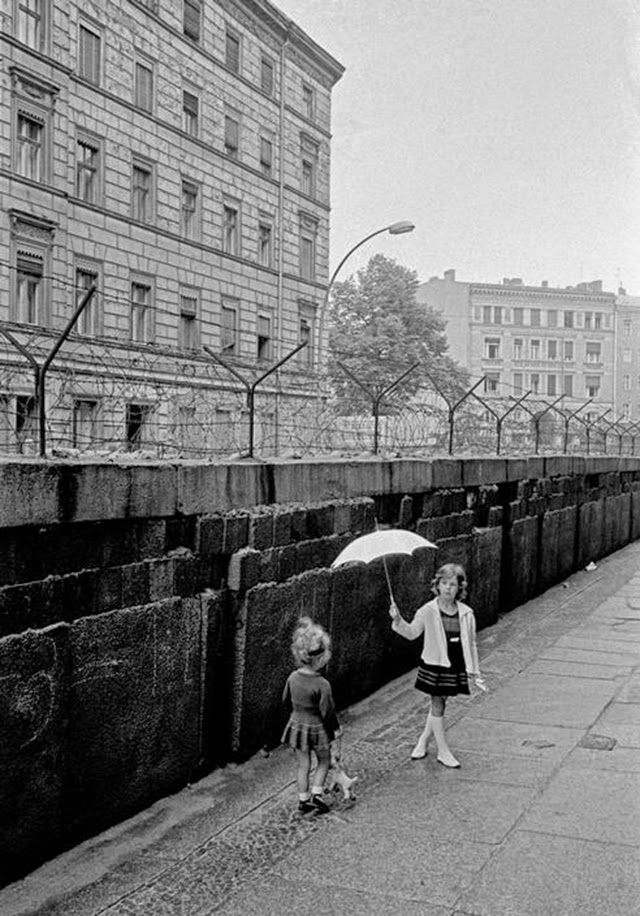 Emotional Vintage Photos of Children Playing at the Berlin Wall in 1963 ...