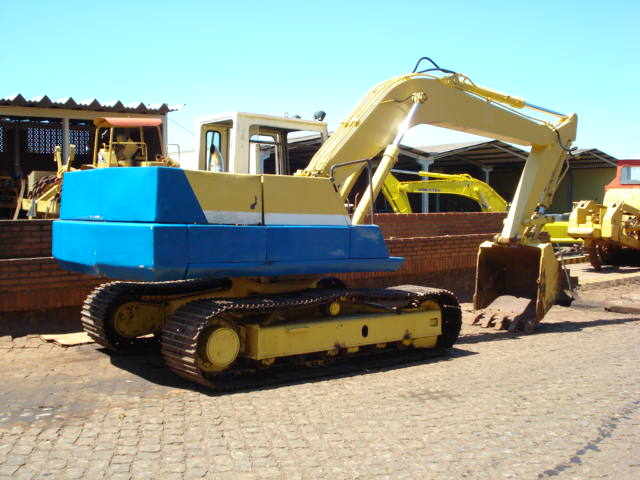 Escavadeira Komatsu - PC 150: equipamentos para construção civil