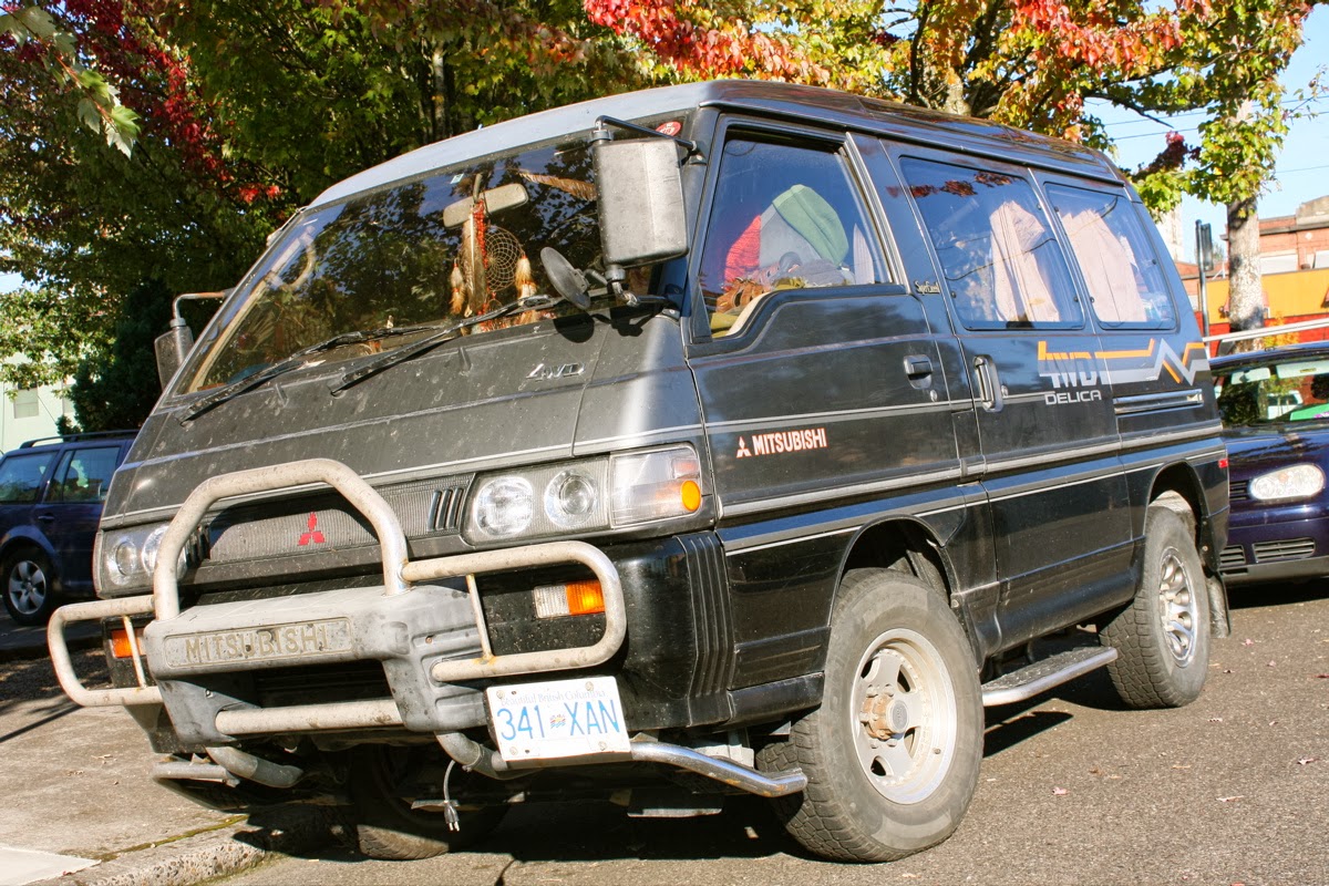 OLD PARKED CARS.: 1992 Mitsubishi Delica Turbo Diesel Star Wagon.