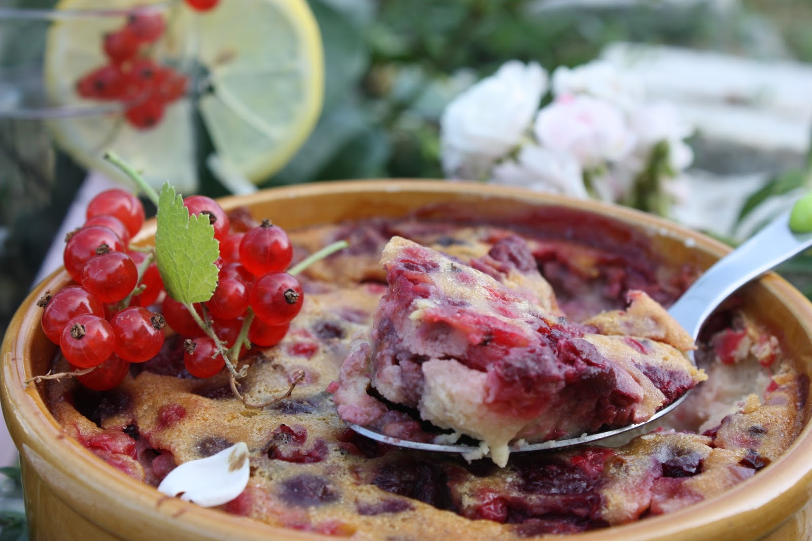cocotte chlorophylle: Clafoutis aux perles rouges du jardin.