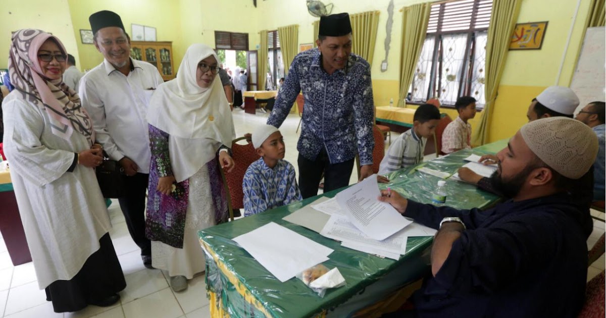 Dewan Pantau Seleksi Murid Baru di SMPN 19 Percontohan Banda Aceh Dewan Pantau Seleksi Murid Baru di SMPN 19 Percontohan Banda Aceh