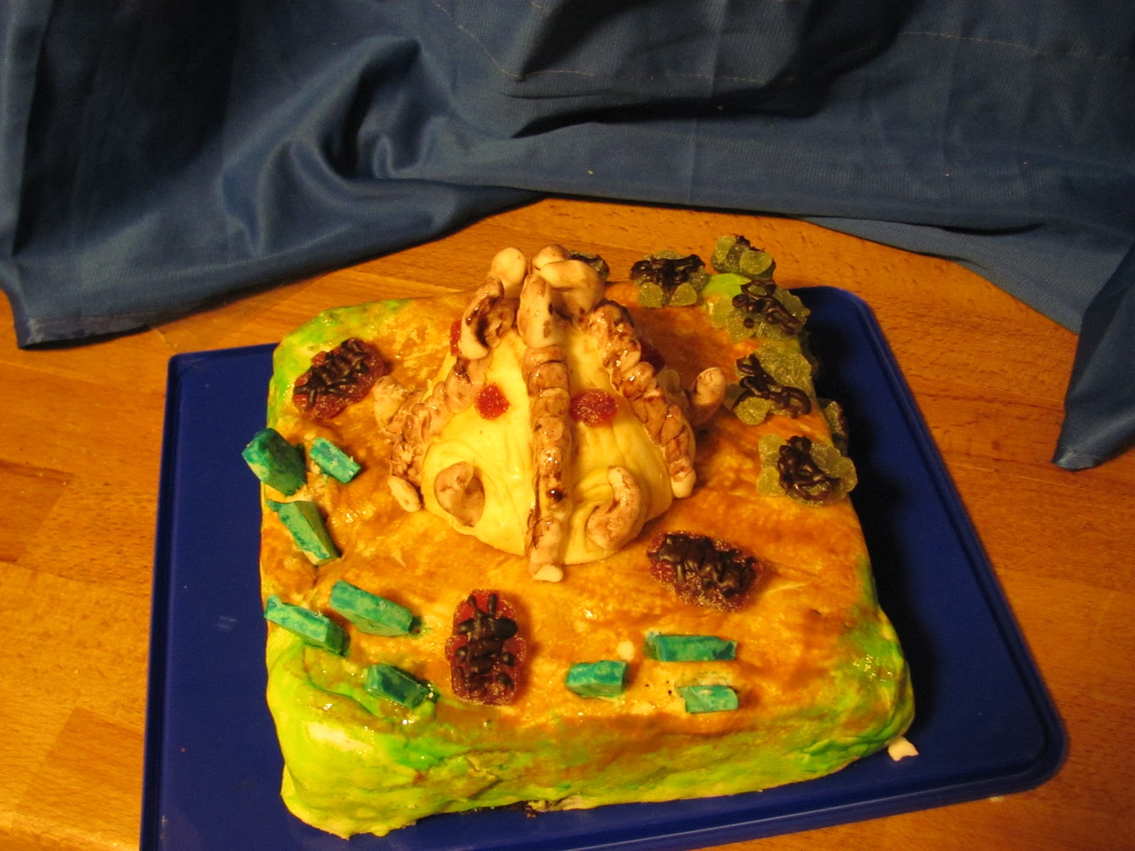 Cartoon Kirsty Cooks...: How to Make a Zerg base Starcraft Cake