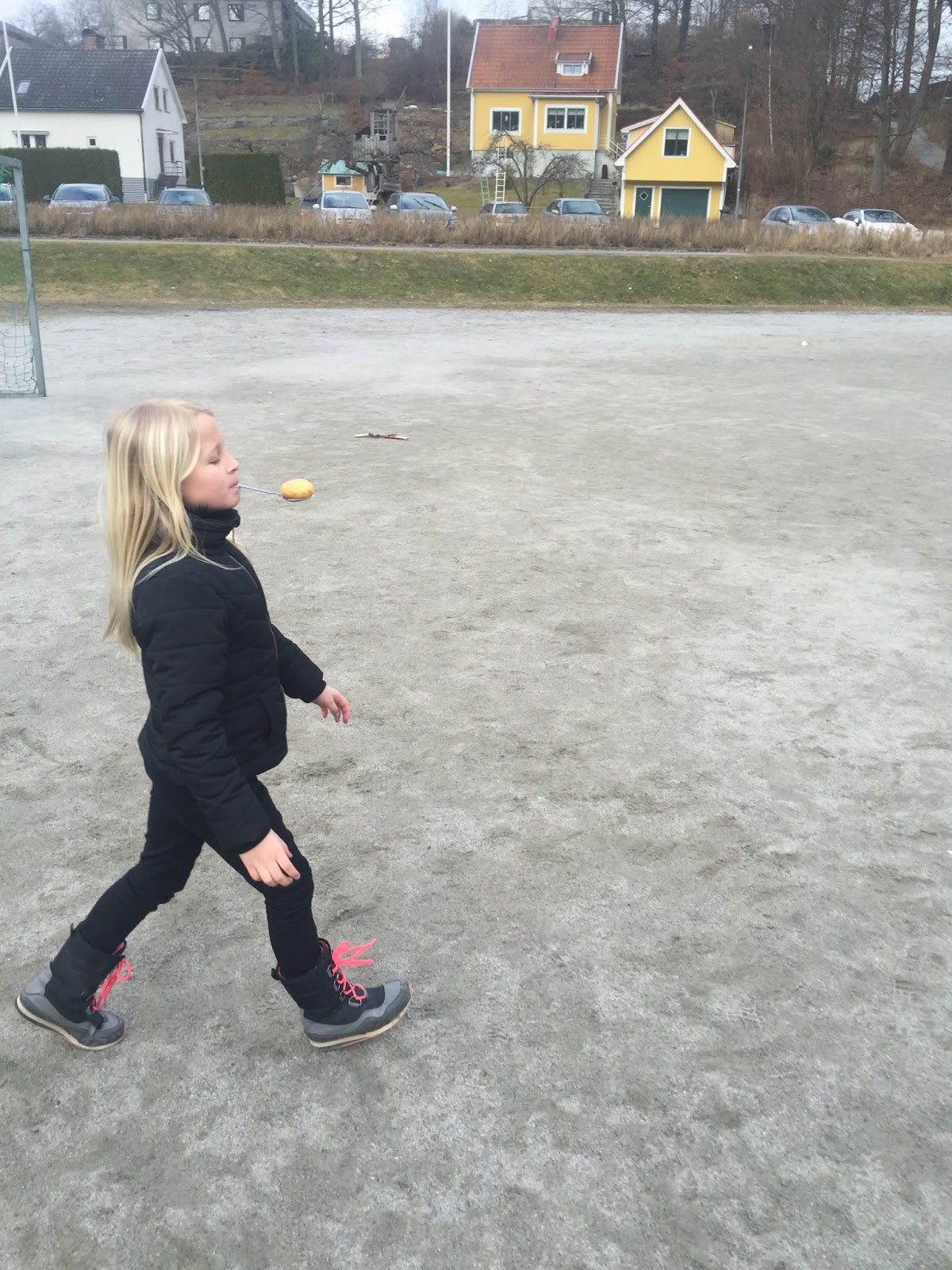 Uteskola: Lite påsklekar och katt/mus lek