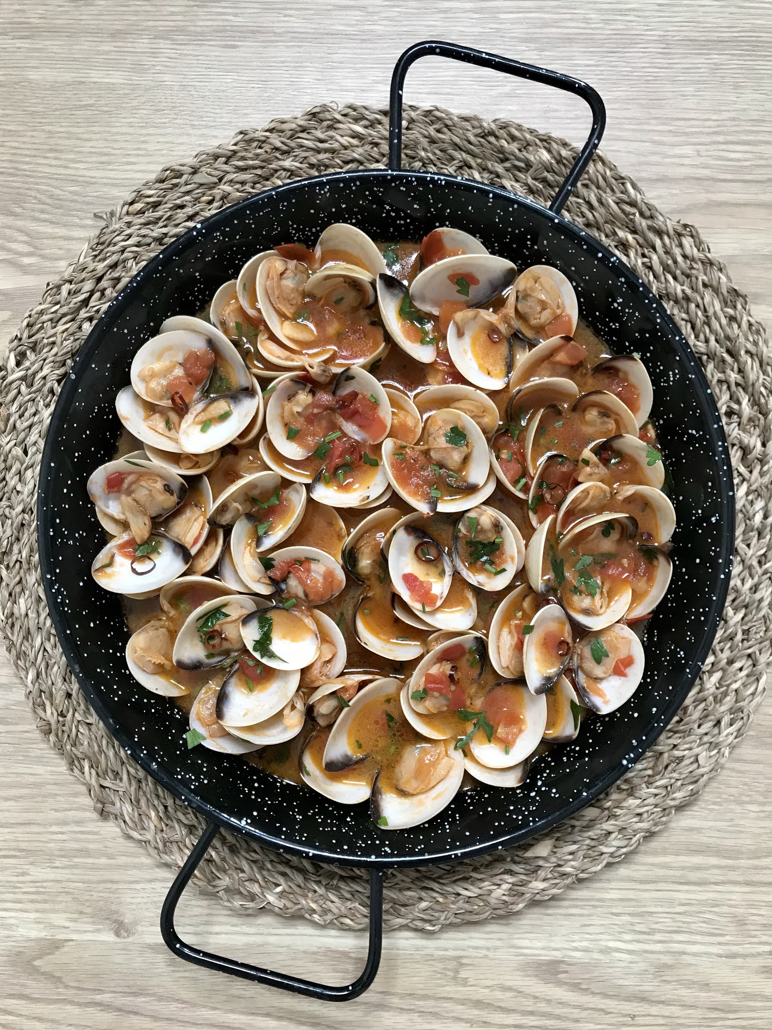 Almejas en salsa de tomate