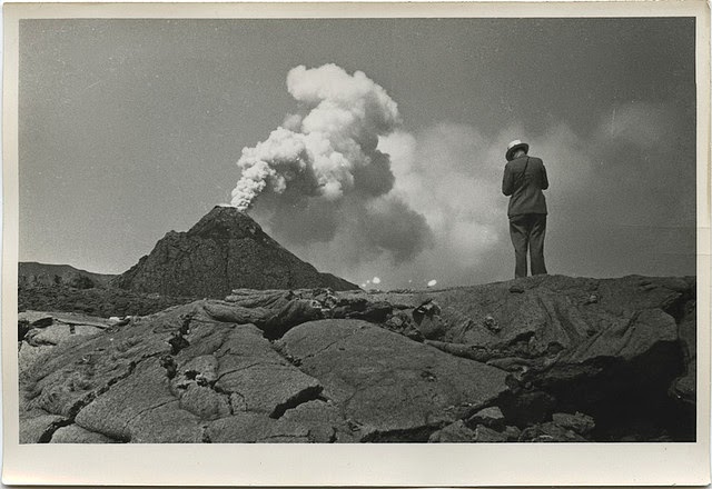 Interesting Vintage Photos of People Posing With Their Old Cameras ...