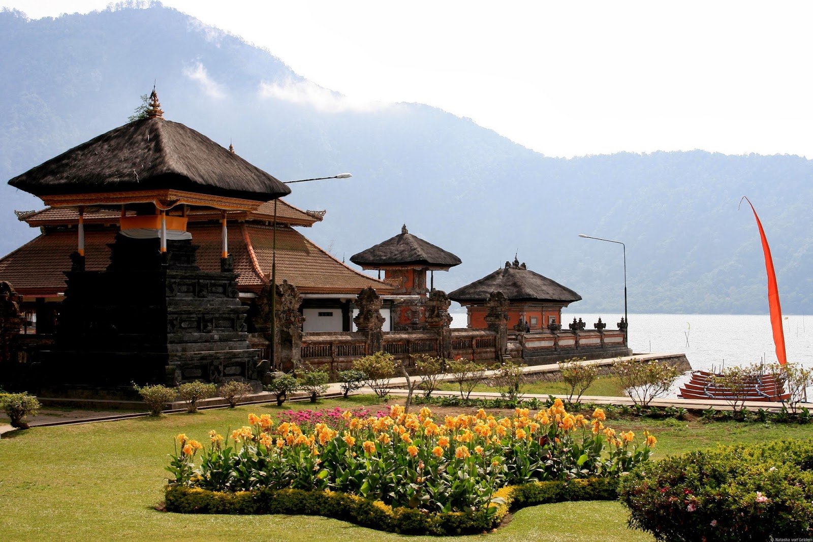 Pura dan Danau Di Bedugul - Atlantis Indonesia
