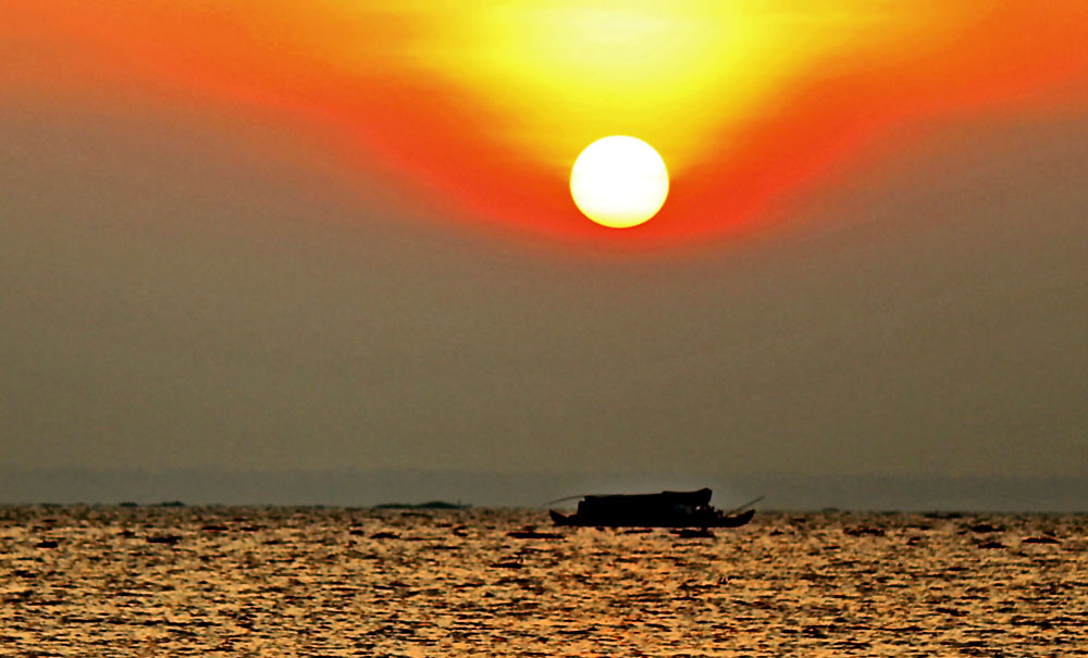Stock Pictures: Sunsets on Lake Vembanad in Kerala