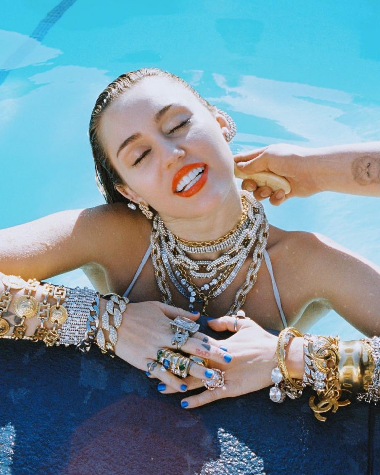 Celebrity Wetlook Archive Miley Cyrus Pool Photoshoot
