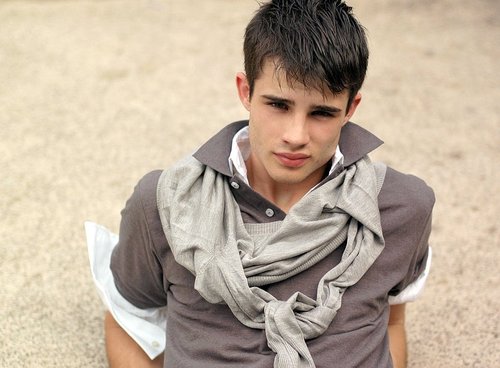 HANDSOME FACES: Young and Pretty Boys Posing