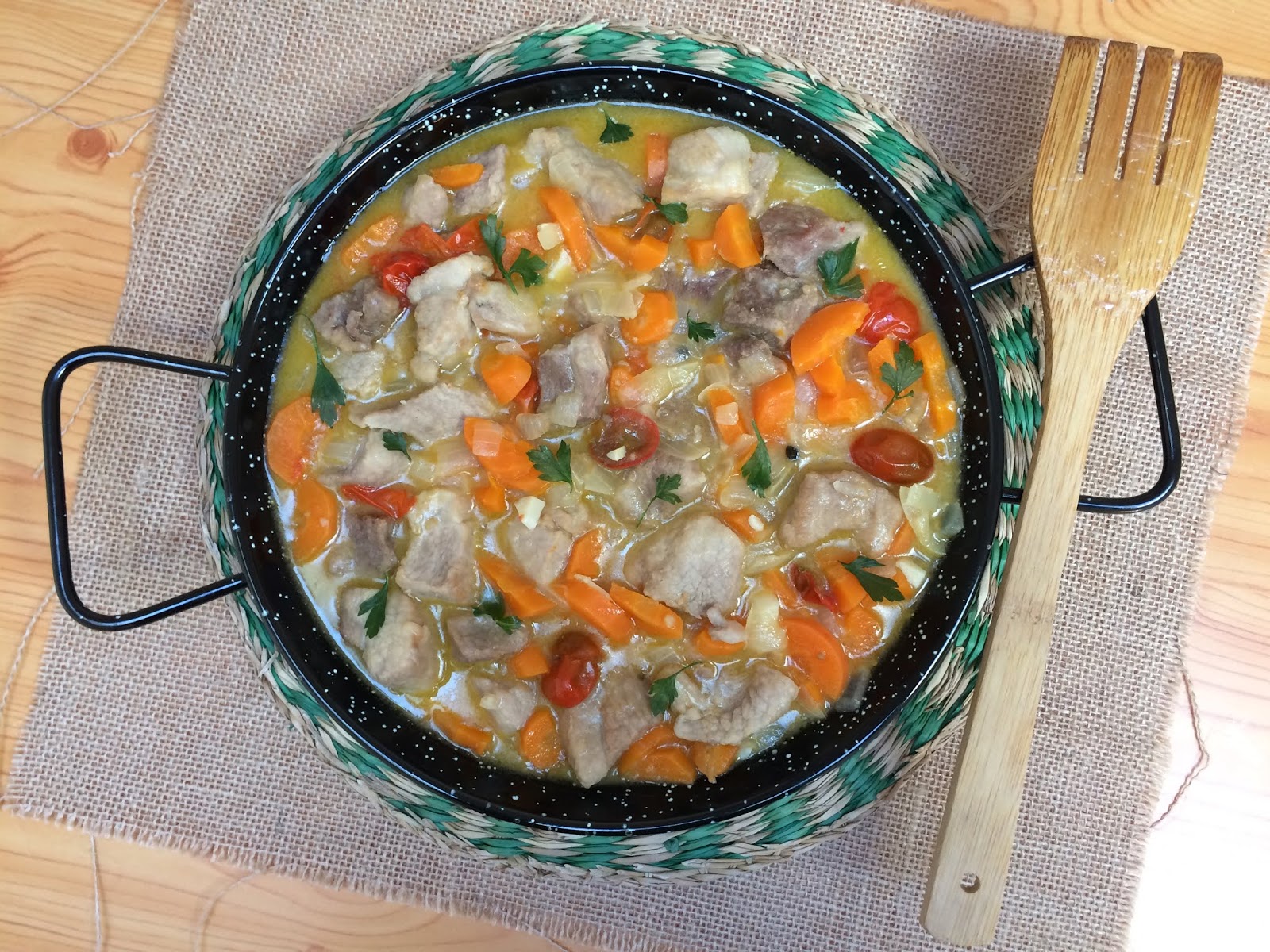 Lomo de cerdo guisado con verduras al cava