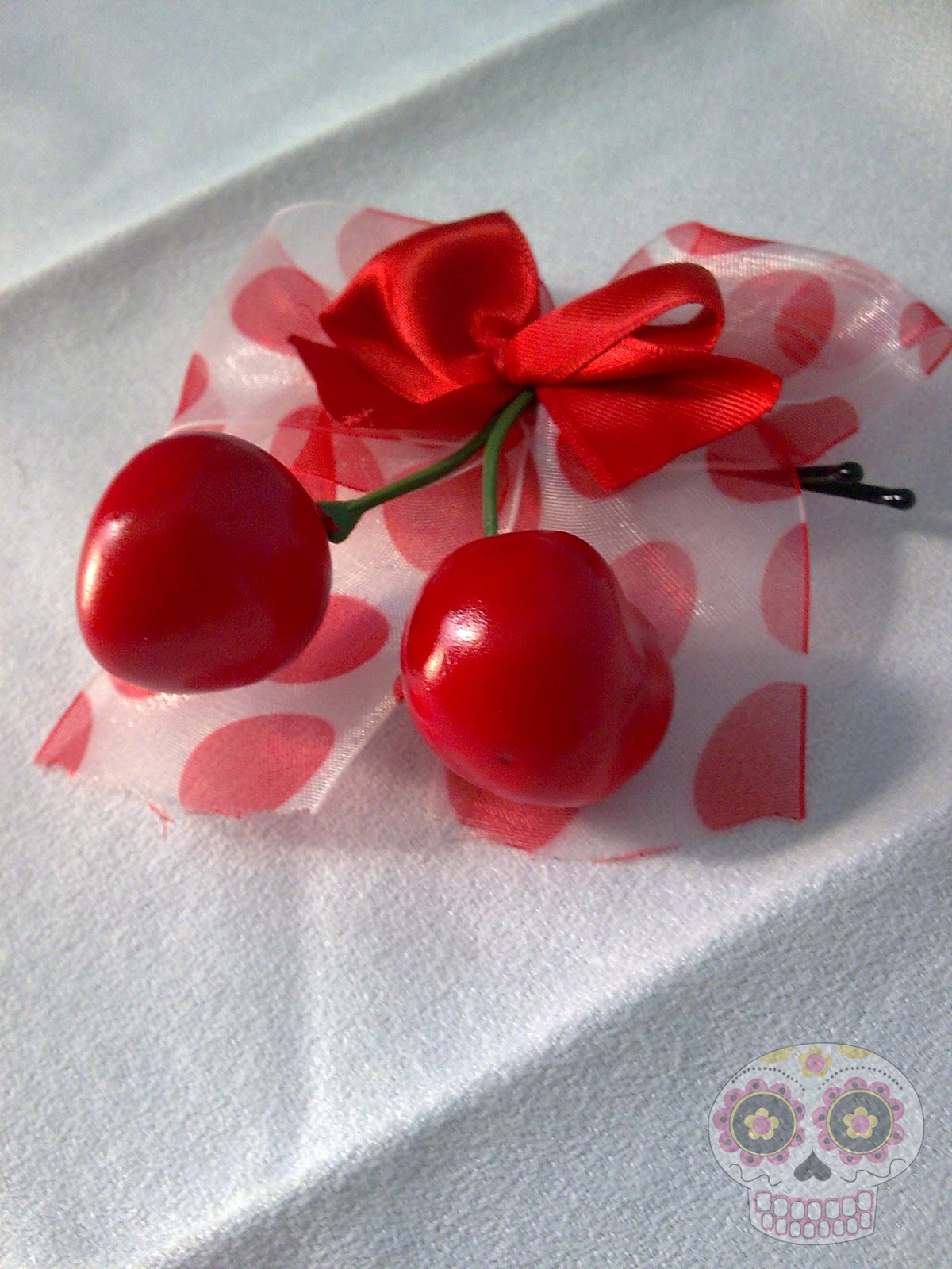 Skulls a go go: Broche/Tocado cerezas con lazo lunares