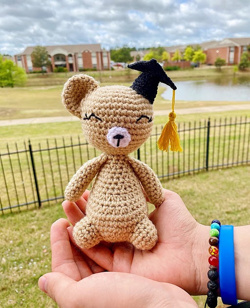 2000 Free Amigurumi Patterns: Graduation Celebration Bear: free crochet ...