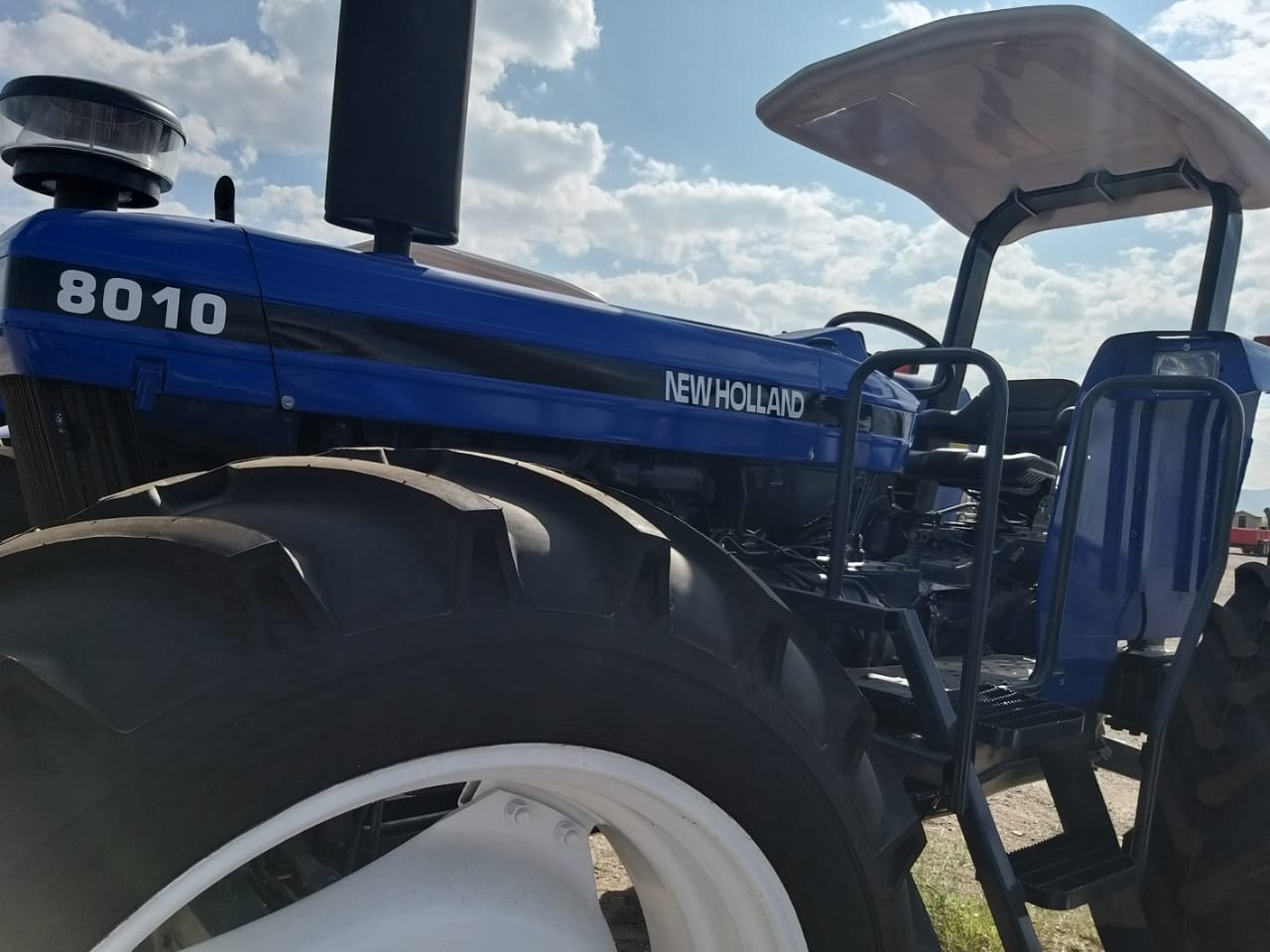 MAQUINARIA AGRICOLA INDUSTRIAL: Tractor New Holland 8010 Alto Despeje ...