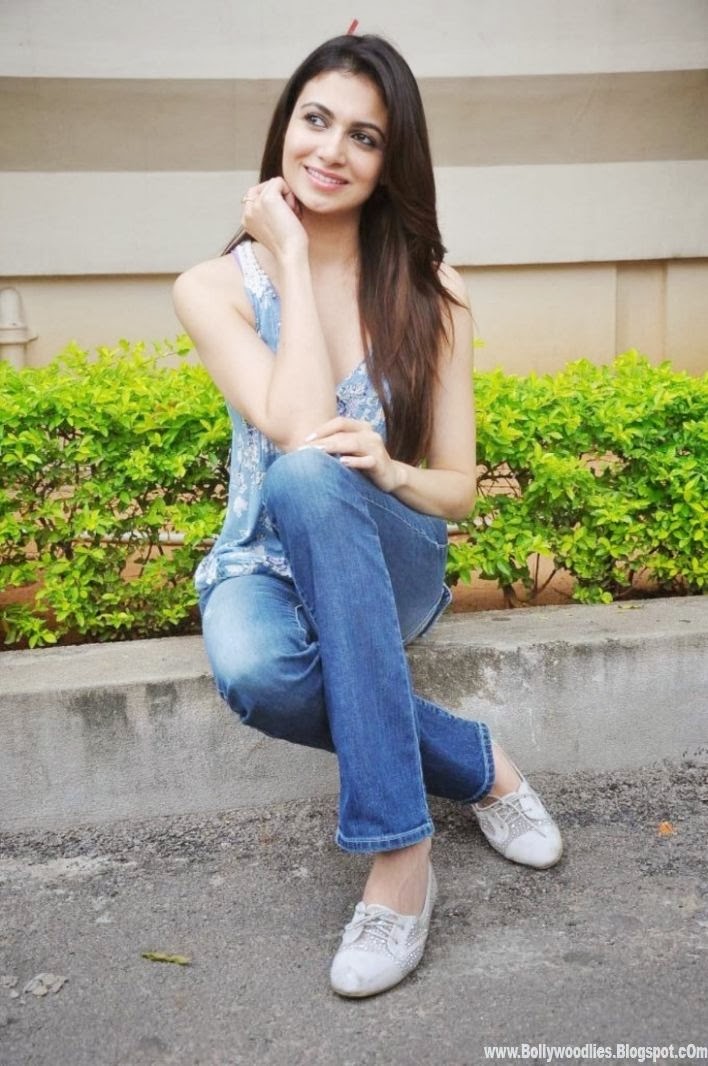 B-Town: Punjabi Actress Simran Kaur Latest Photoshoot Gallery