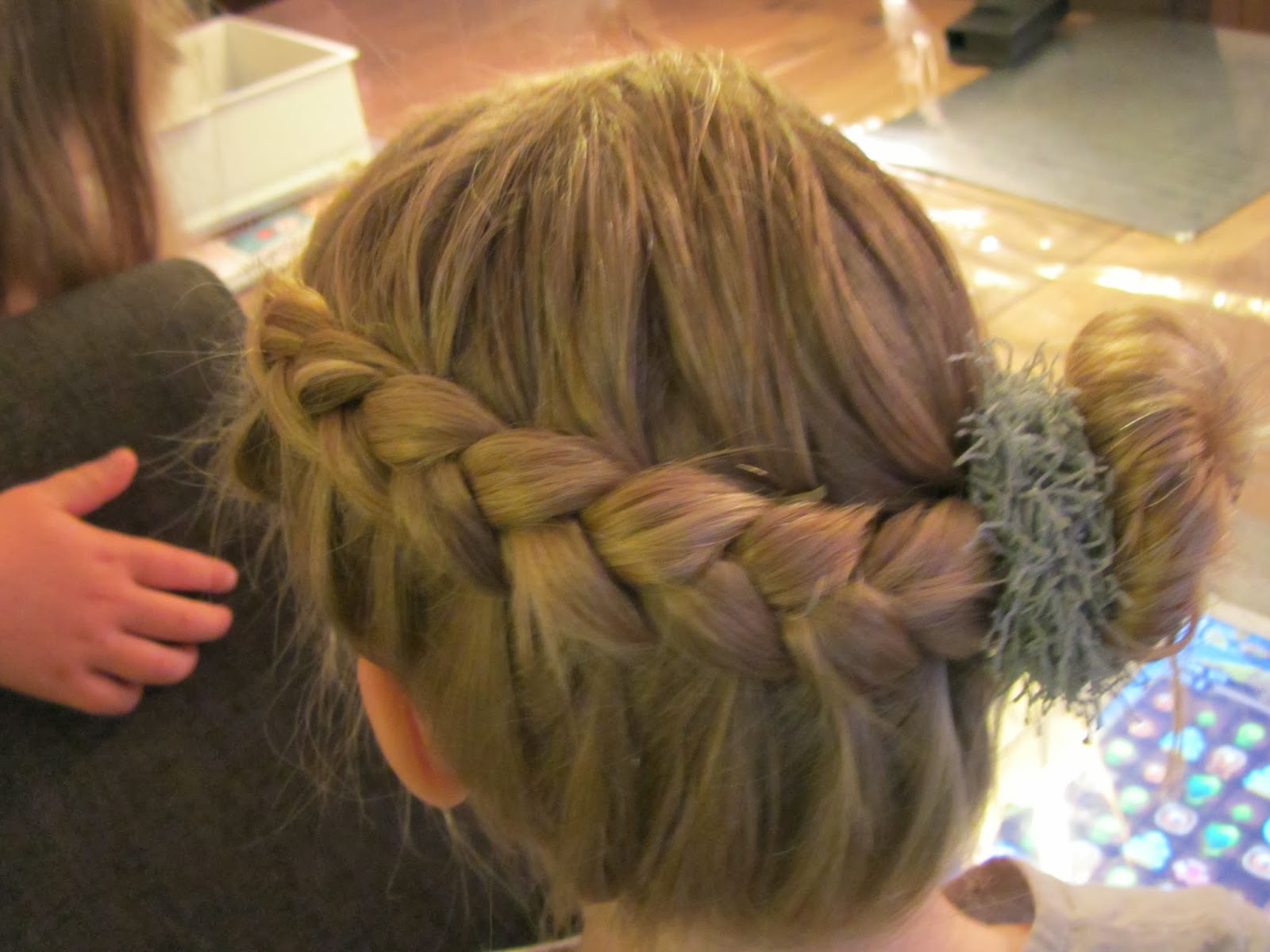 lieve kapsels voor lieve meiden: Opvlechten met zijknot