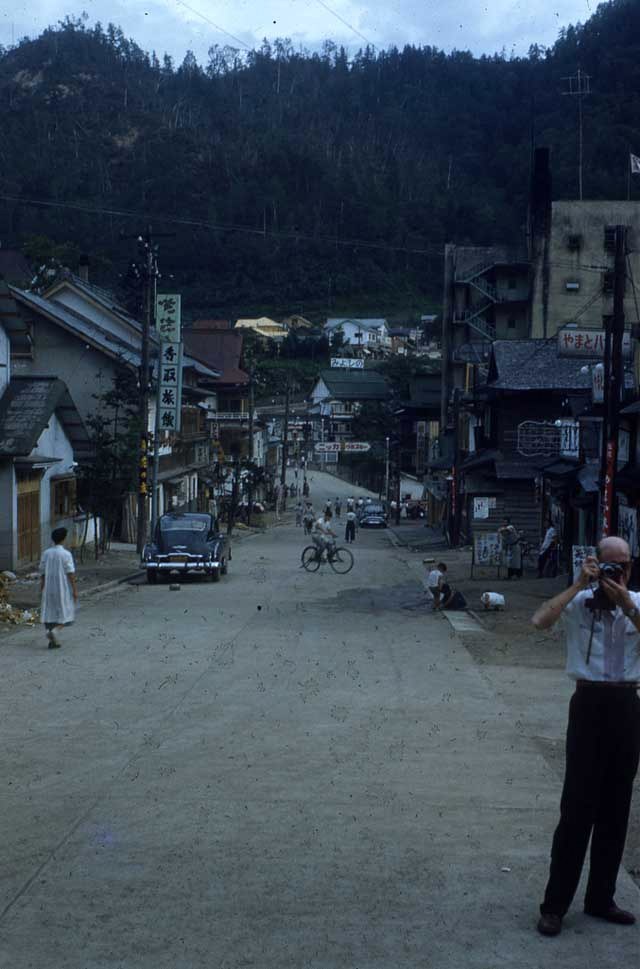 Rare Color Photographs Document Everyday Life in Japan in the Late ...