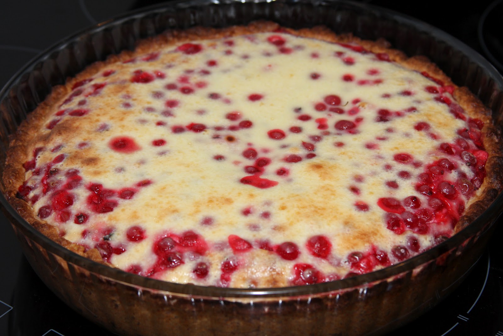 Retseptikogu: Krõbedapõhjaline marjakook hapukoorekattega