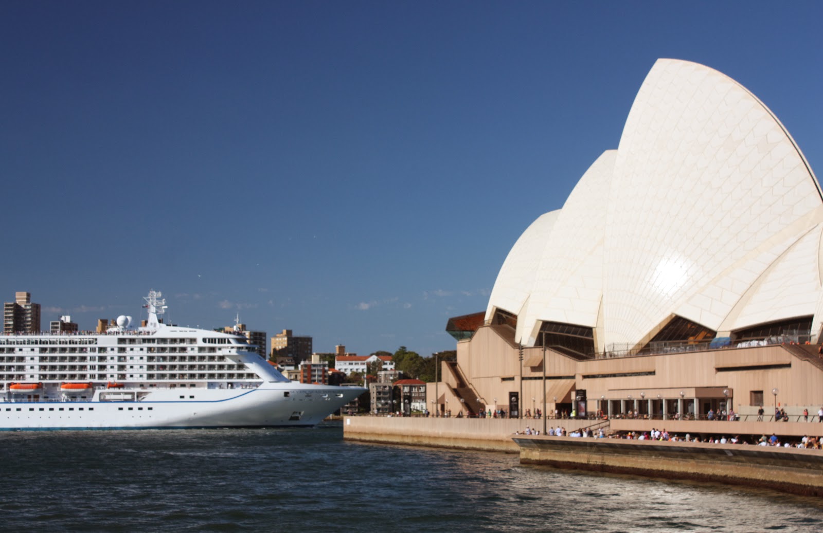 Sydney - City and Suburbs: Sydney Opera House, cruise ship
