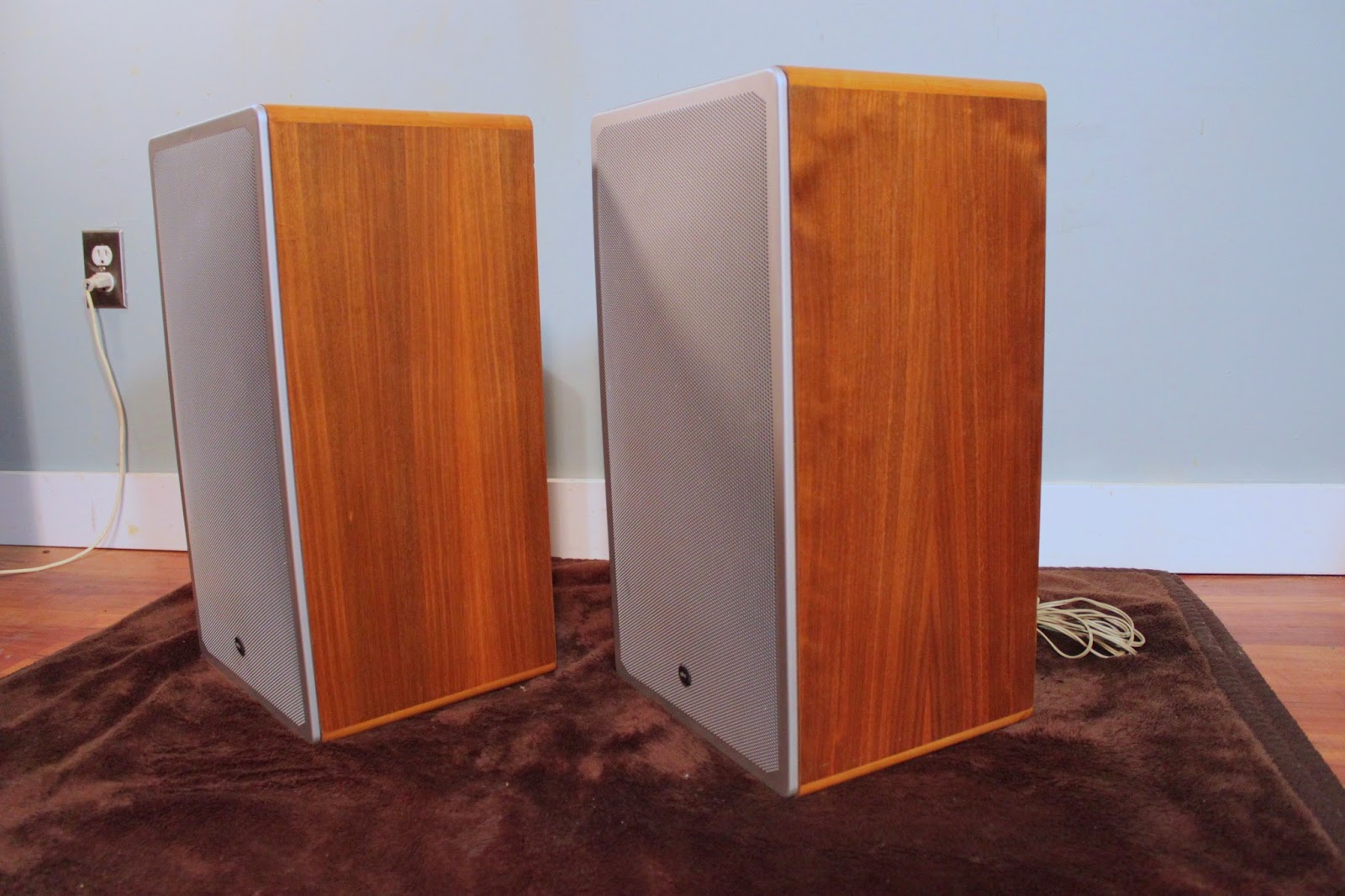 Modern Lounge: Braun L830 speakers by Dieter Rams