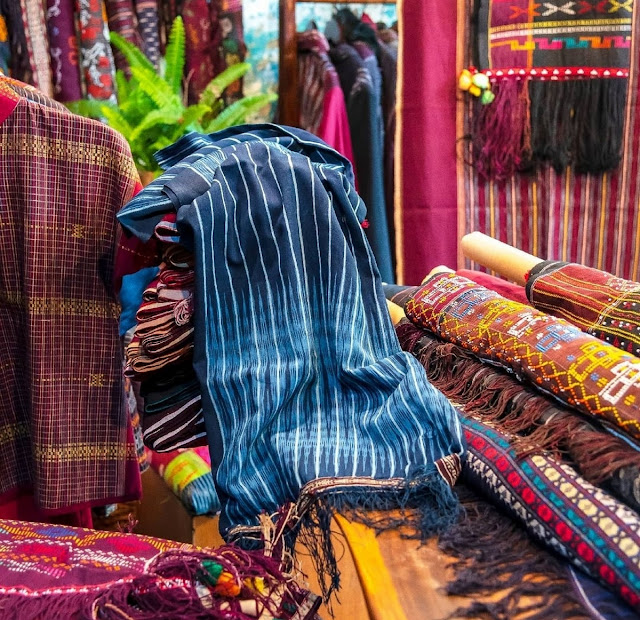 Kain Tenun Khas Batak, Awalnya Sebagai Sumber Kehangatan - adhiantirina