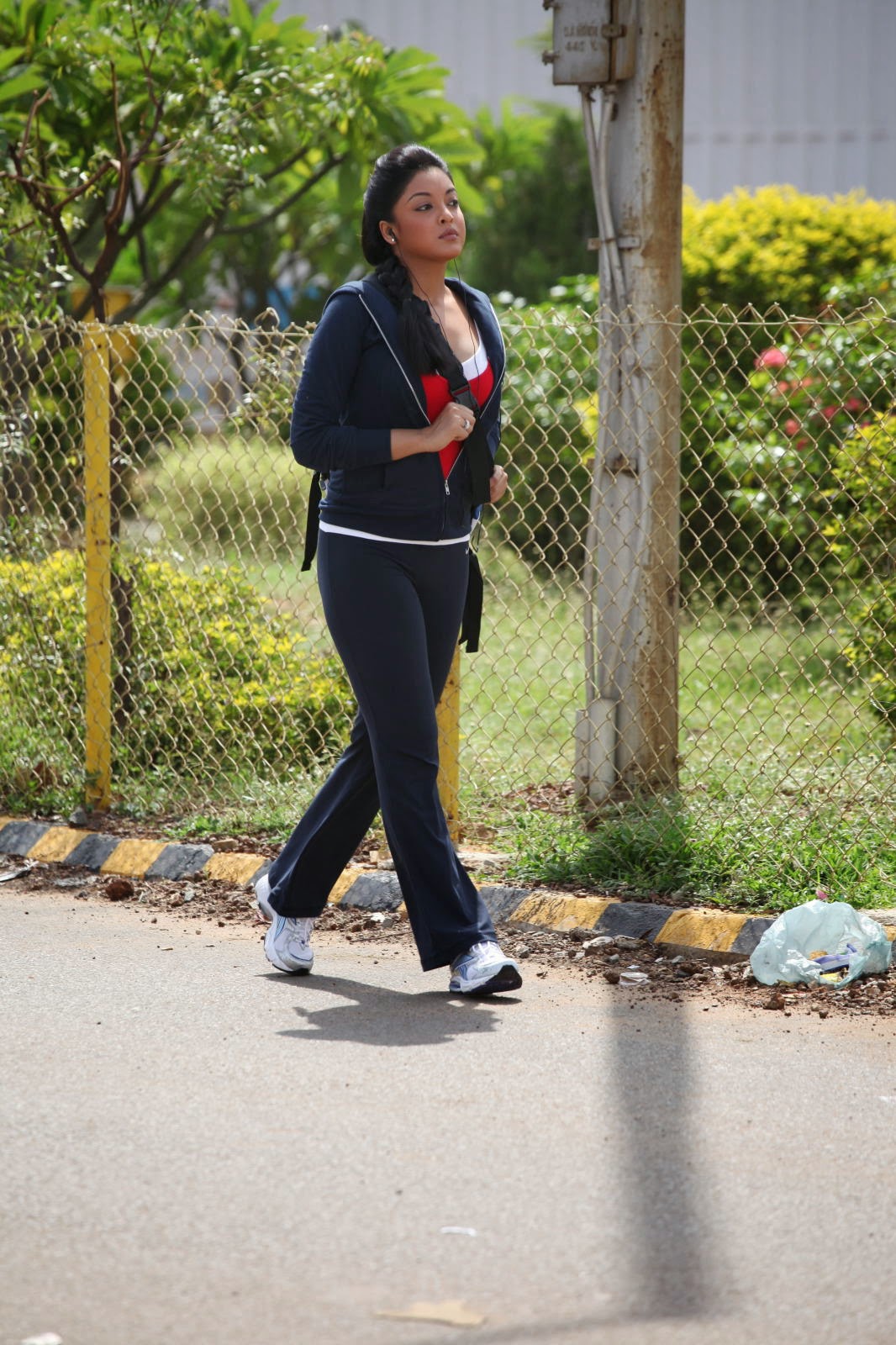 Mirchi Stills: Tanushree Dutta Latest Hot Photos in Sports Dress