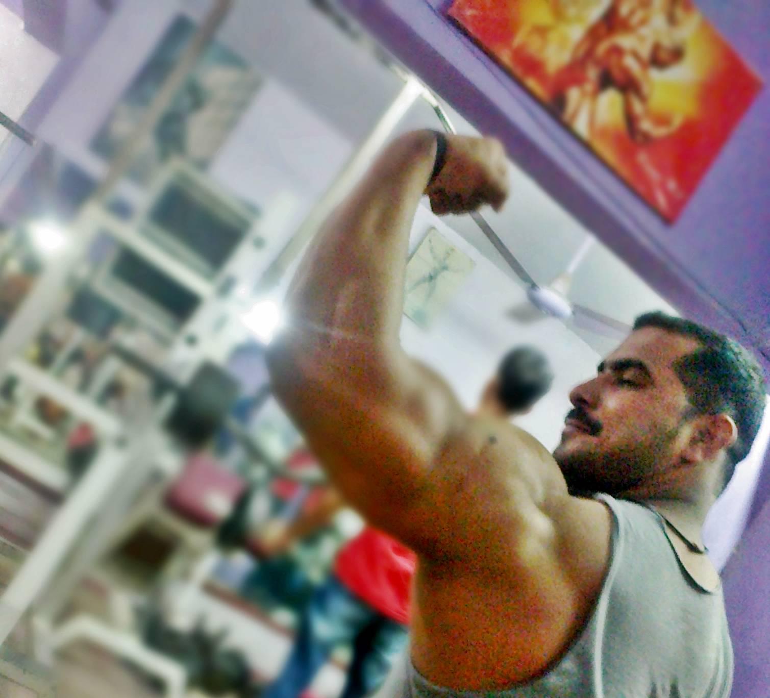 world bodybuilders pictures: karachi bodybuilder fayyaz