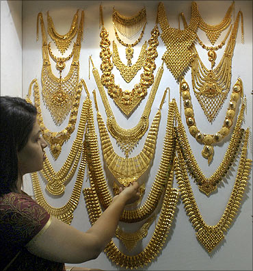 Golden Jewelaries For Life: Sri Lanka Gold Jewelry Designs