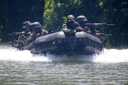 DEFENSE STUDIES: Prajurit Yonif 1 Marinir Latihan Menembak Dari Atas ...