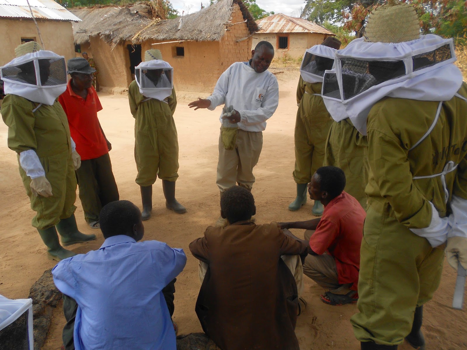 VIKUNDI 6 VYAKABIDHIWA MASHINE ZA KUKAMUA ASALI - Bamiza | News Blog