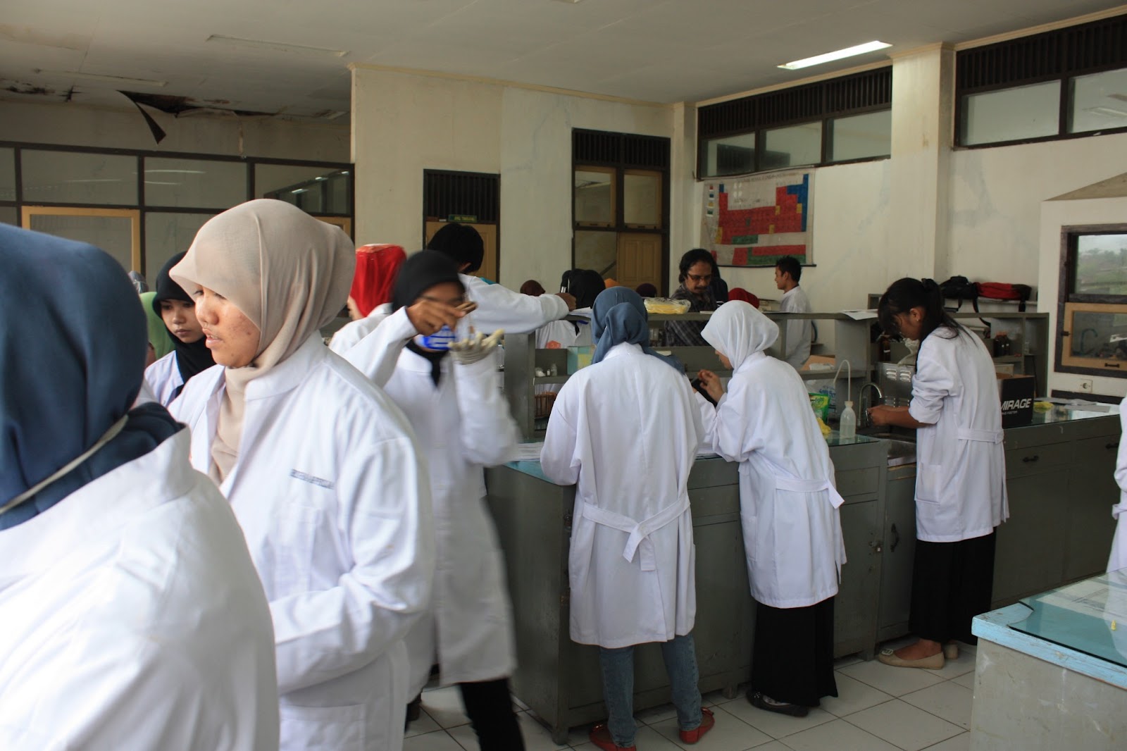 Tumbuhan Obat dan Sains: Kegiatan di Laboratorium Kimia UNP