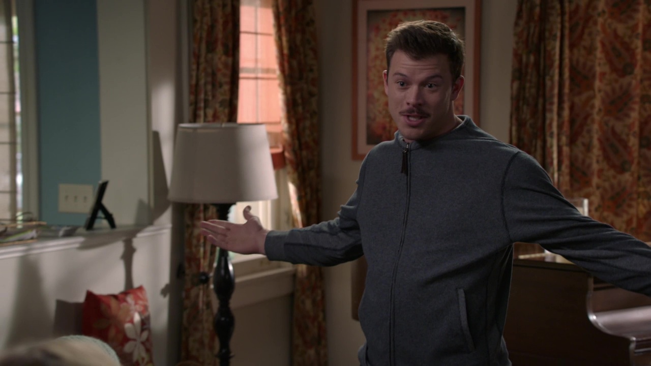 ausCAPS: Jimmy Tatro shirtless in Modern Family 10-14 "We Need To Talk ...