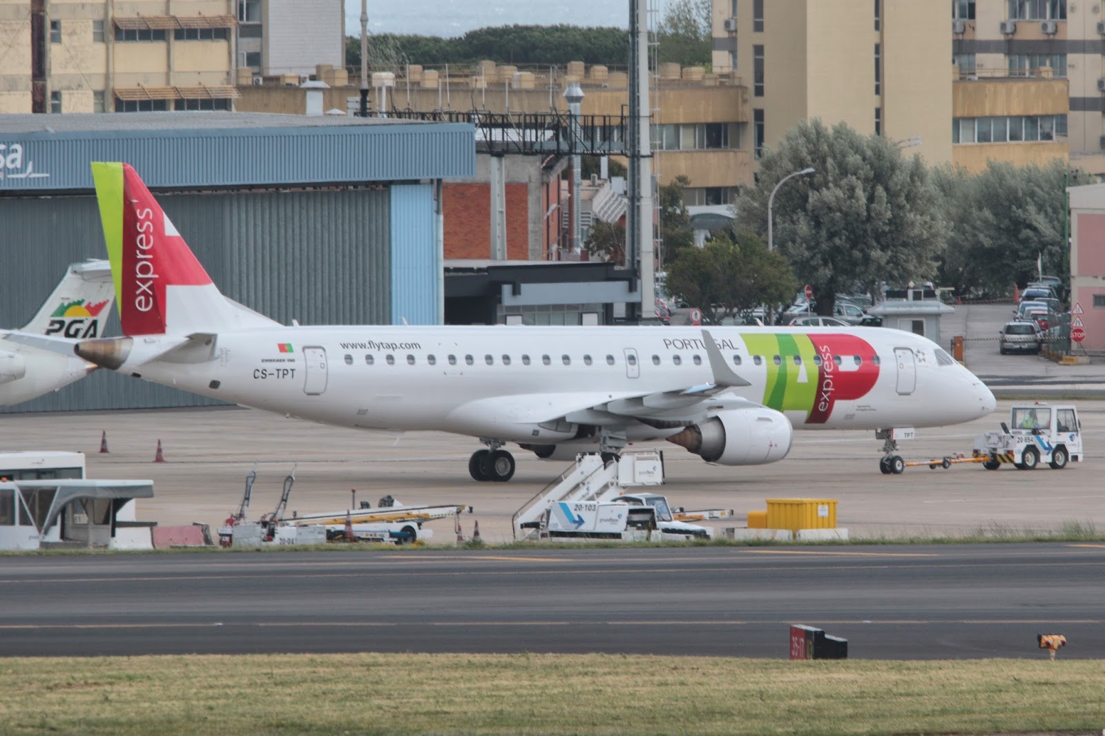 AVIAÇÃO - PLANE SPOTTING - PORTUGAL: CS-TPT - TAP Express - Embraer ERJ ...