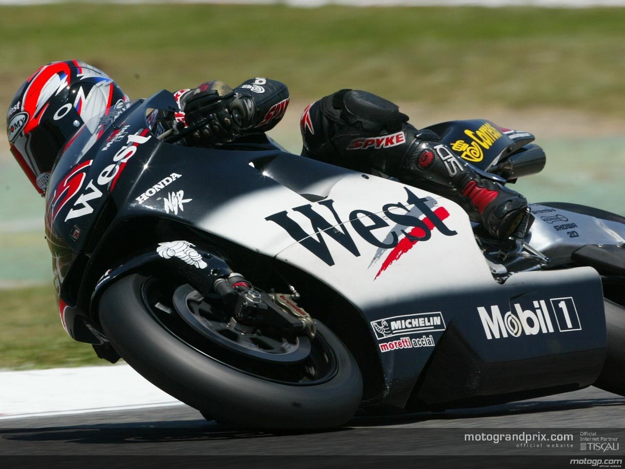 Racing Cafè: Photo #178 - Loris Capirossi 2002